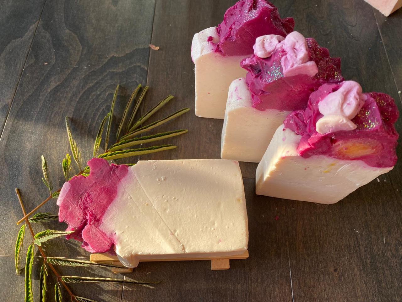 Natural Handmade Soap, Peppermint Cupcake Soap Bar, Artisan Soap, on Luulla